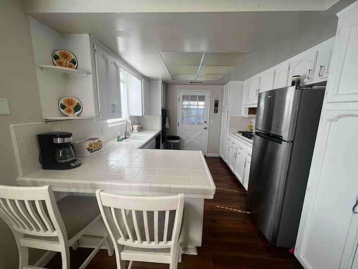 Beautiful Home, 7 Guests - Visalia, CA