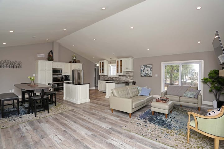 Beautiful Large 4 Bedroom In Grand Bend - Grand Bend