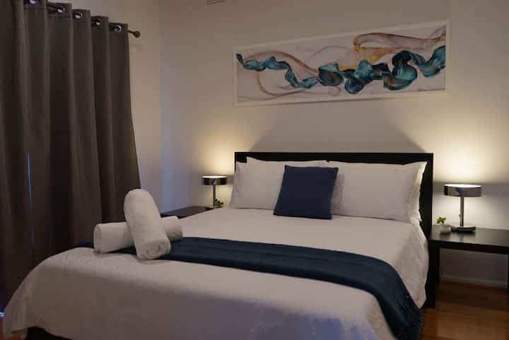 Classic, Spacious Room & Ensuite In Ideal Location - Notting Hill