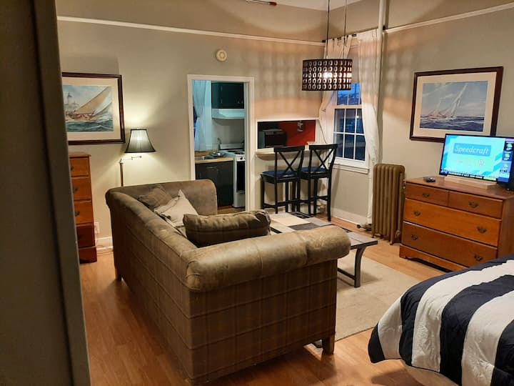 Jamestown Ri Village Studio Apartment With Parking - Jamestown, RI