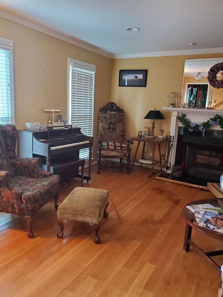 Full Bed With Southern Hospitality - Greensboro, NC