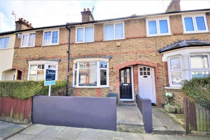 Spacious Family Home With Garden - Watford