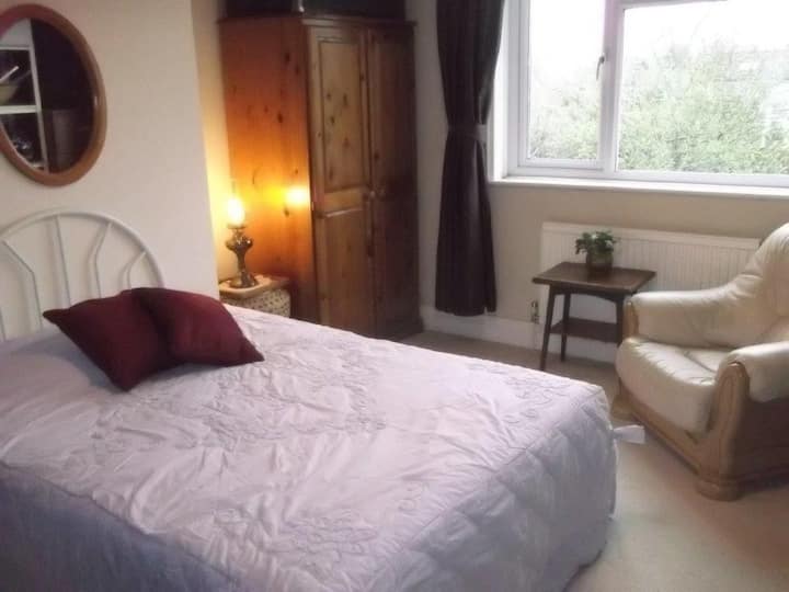 Spacious, Peaceful Garden-facing Bedroom - Brístol