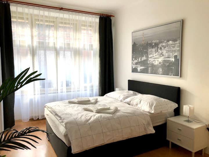 Nice And Cozy 2bdr Apartment In Vibing Karlin - Prague
