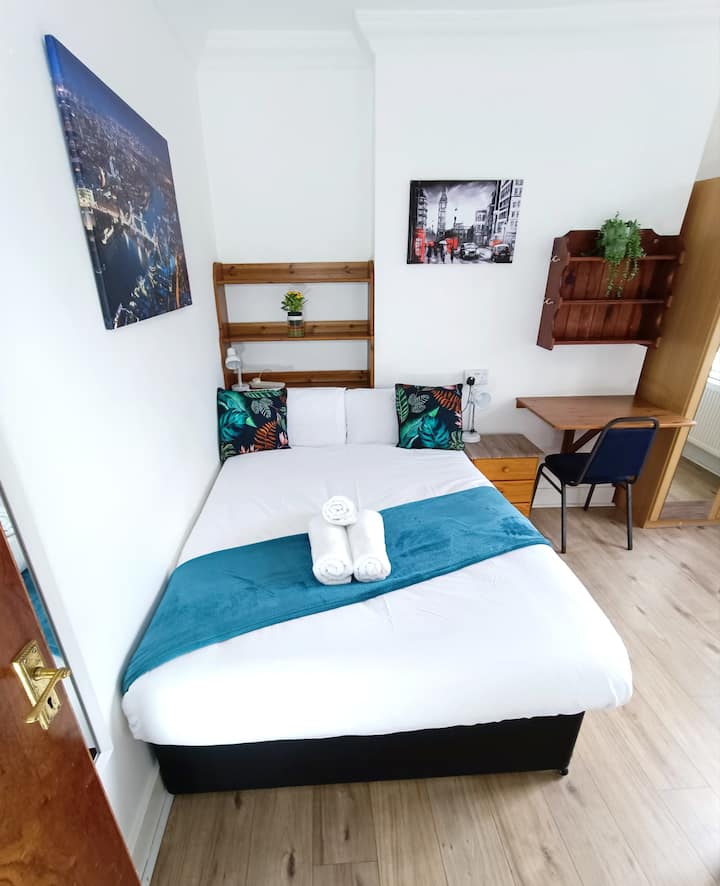 Sweet Room
Close To Limehouse Station - Central London