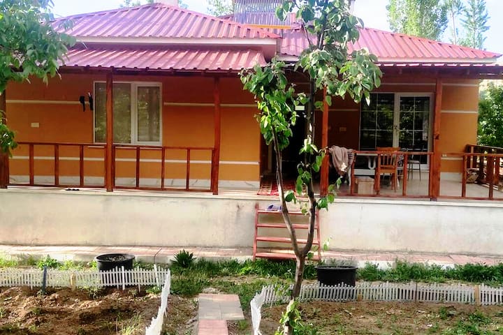 Vineyard House,
3 Bedrooms A Living Room Kır Evi - Van