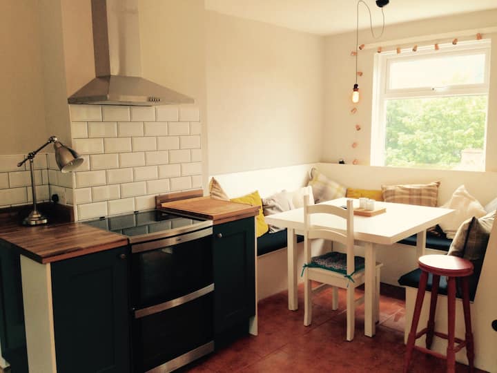 King-size Bedroom, 10 Mins Walk From The Beach - Paignton