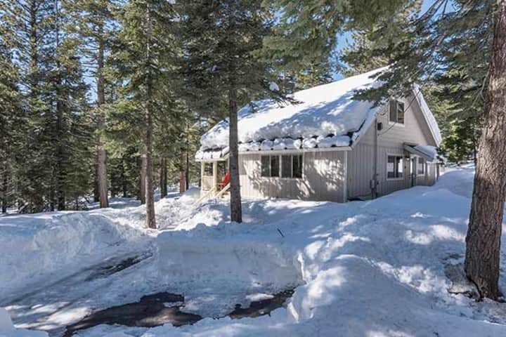 Eagles Lookout - Skiers And Snowboards Stop - Tahoe City, CA