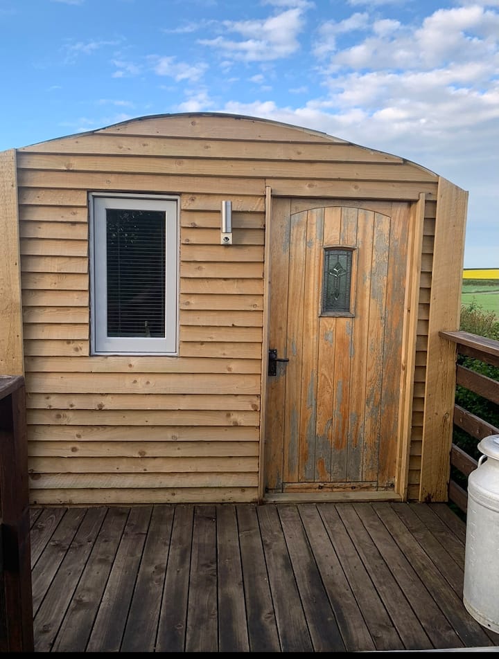 Shepherds Hut With Hot Tub In Lincolnshire - Horncastle