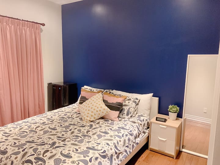 Modern & Private Bedroom 1 Min To Subway. - Toronto