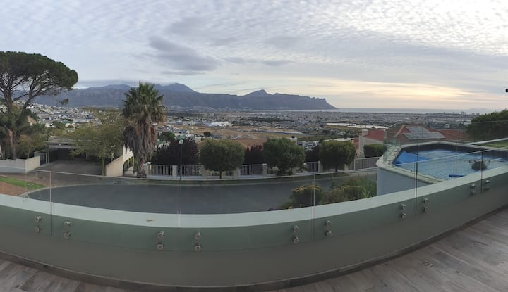 4 Bedroom House With Stunning Views Over False Bay - Somerset West