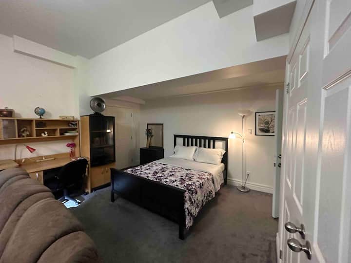 Spacious, Private, 1-bedroom Unit - Vaughan