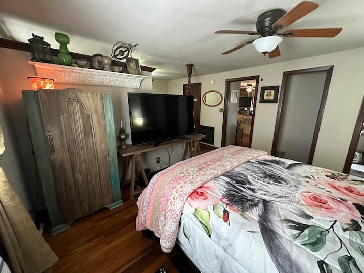 A 1940’s Family Guest House, 1 Acre, Fenced, Gated - Kerrville, TX