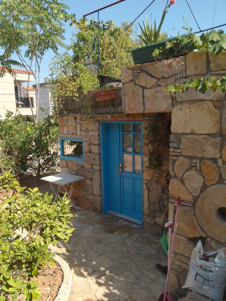 ÇEşmenin Nezih Köyü Dalyanda Güzel Bir Rum Evi - Çeşme