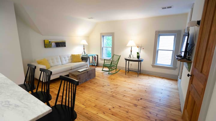 The Birds Nest, Lovely Top Of The House Apartment - Grand Rapids, MI