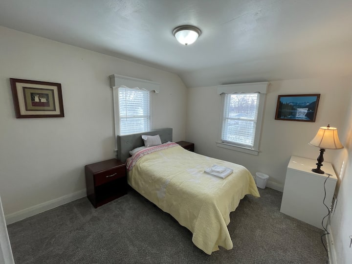 Room Near Downtown And I-75, Full Size Bed B - Toledo, OH
