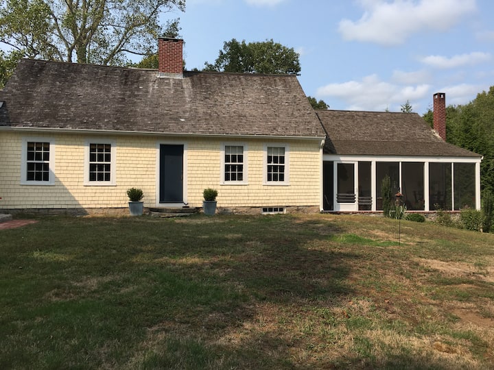 European Style Cottage Minutes From The Ocean! - Stonington, CT