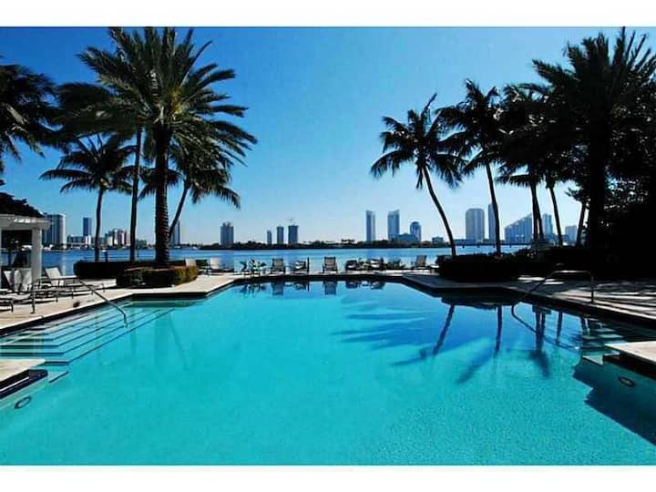 Beauty In The Heart Of Aventura - Aventura, FL