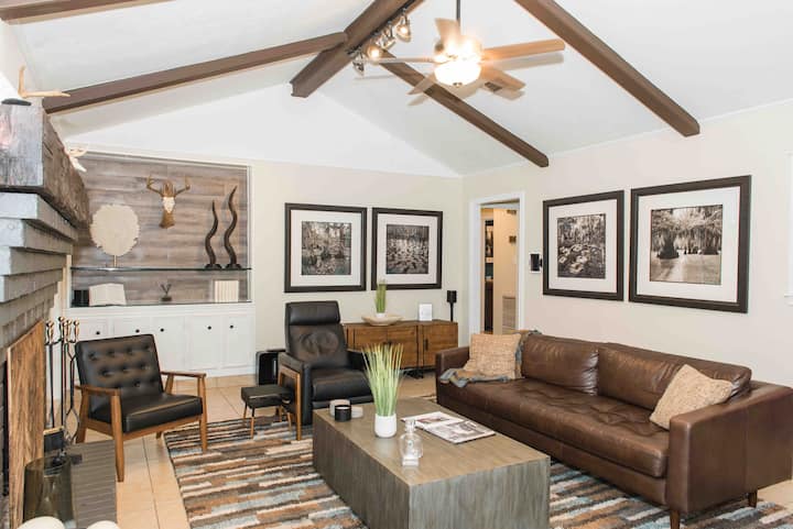 Comfy 3 Bedroom House W/ Stock Tank Pool - Kyle Field - College Station
