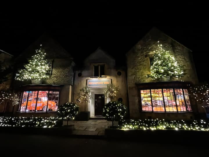 Most Highly Rated Central Cottage With Parking - Broadway