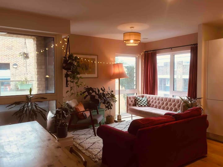 Spacious And Cosy Home, Close To Central London - 