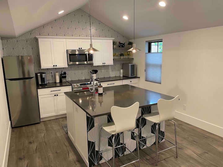 New Modern Carriage House, Very Spacious, Private - Denver, CO