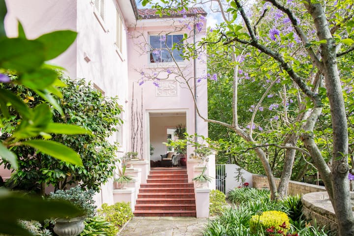 Edgecliff Retreat - Moore Park