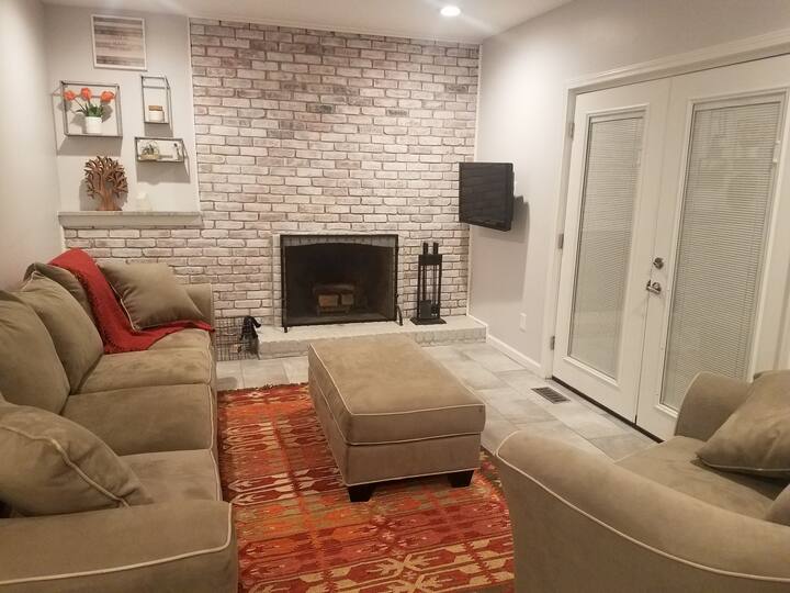 Newly Renovated Cozy Colonial With 5 Bedrooms - Ypsilanti, MI