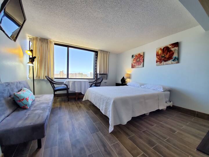 A New Waikiki Studio Cozy Ocean Views Top Location - Honolulu