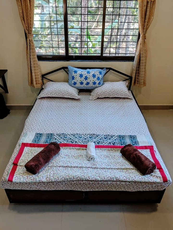 A Cosy Room Surrounded With Nature - Ganpatipule