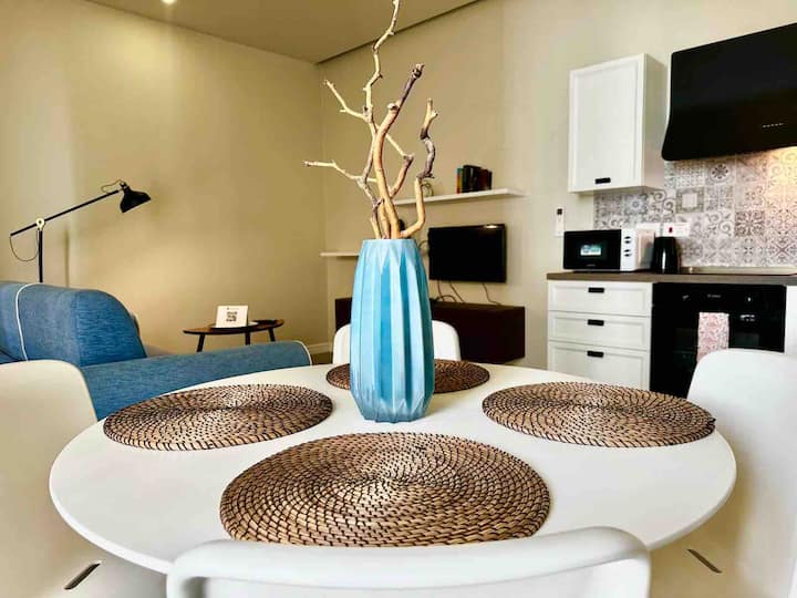 Lovely 1 Bed Design Apt Off The Sea Front - Malta International Airport (MLA)