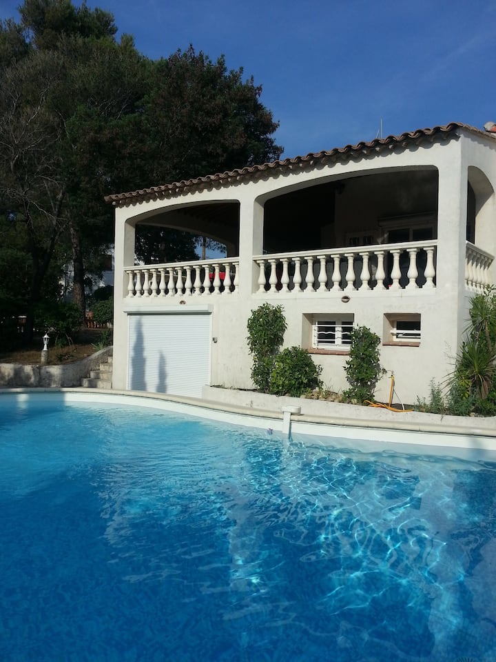 Belle Villa Climatisée , 300 M Des Plages, Piscine - Fréjus