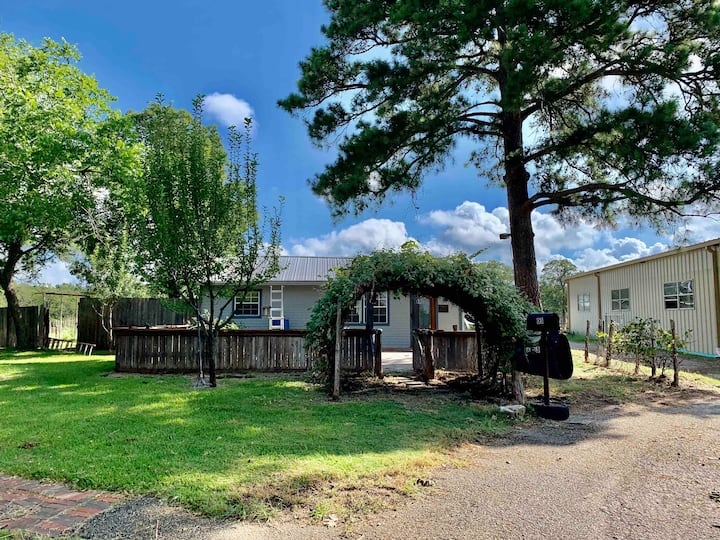 Farmhouse Condo ✫The Whitworth Family Farm - Bastrop, TX