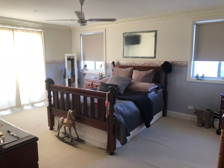 Mount Panorama Accomodation
Large Modern Home - Bathurst