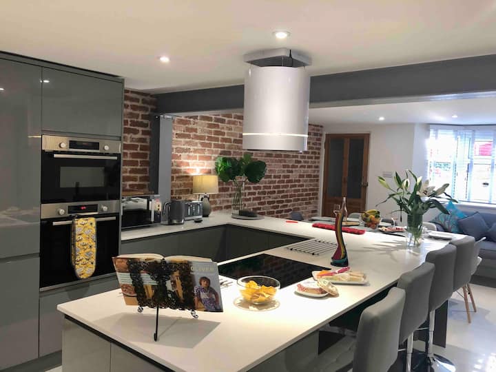 Stylish And Modern Townhouse In Central Southsea - Southsea