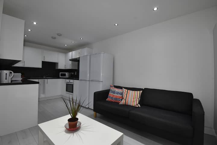 Five Bedrooms House Two Bathrooms Sleep 10 - Victoria Station - London