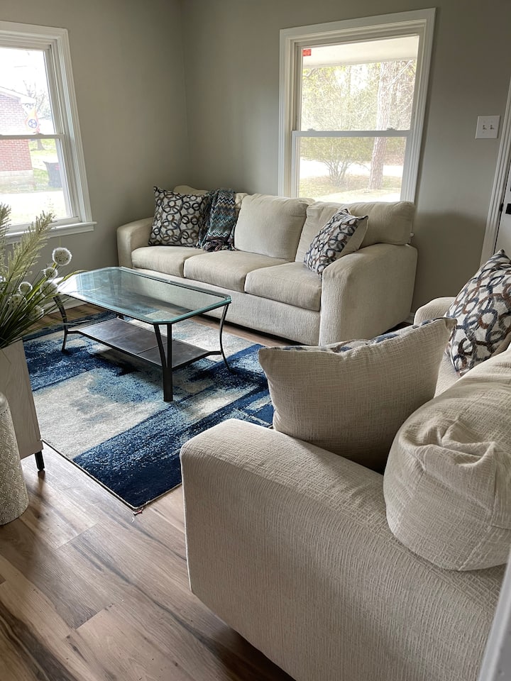 Lg Stay :Sleep7+trucks +Pet | 2 Mil To Post/food - Clarksville, TN