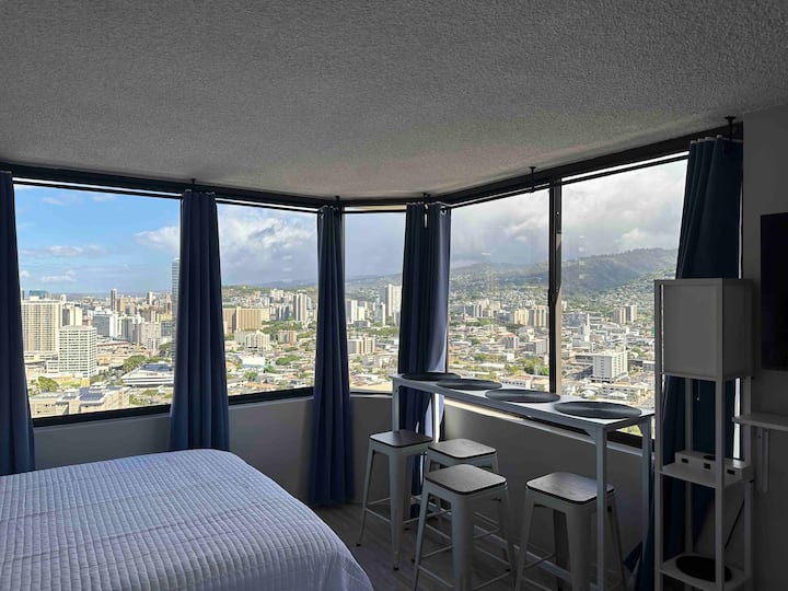 Inviting Waikiki 2 Bed/2 Bath Suite Sleeps 6 - Honolulu, HI