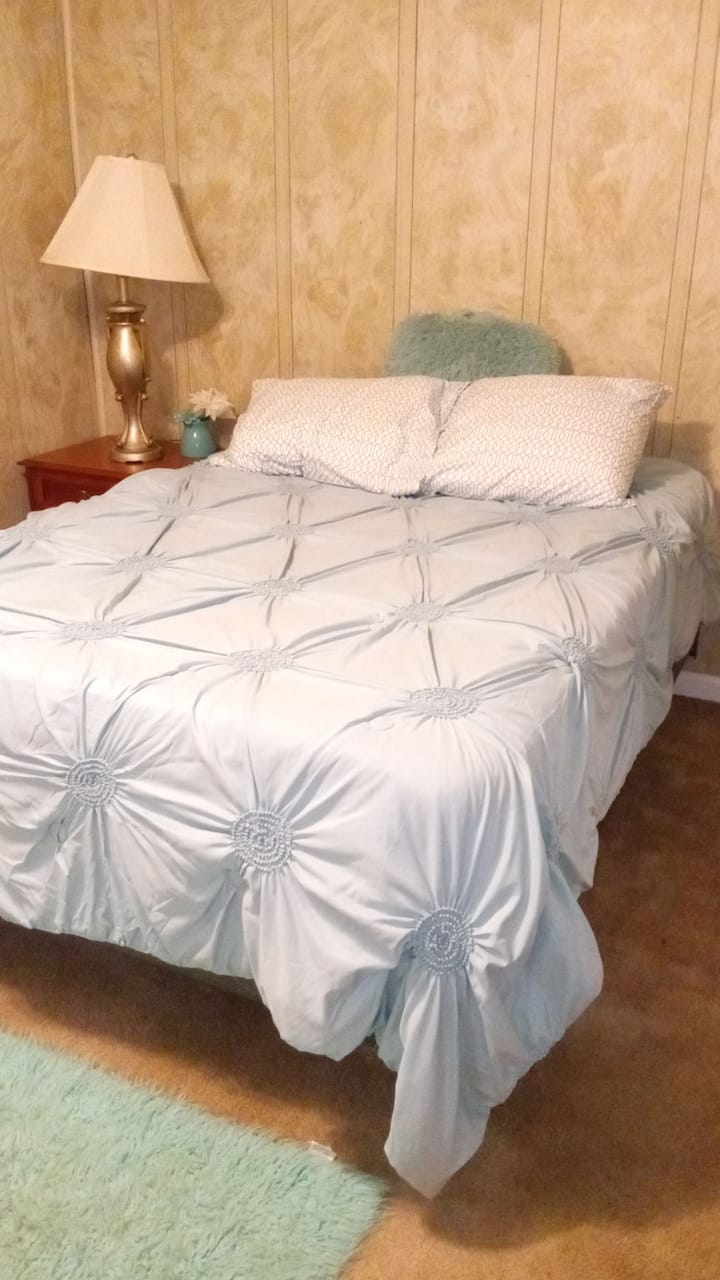 Very Nice Master Bedroom With Free Parking As Well - Rochester, NY