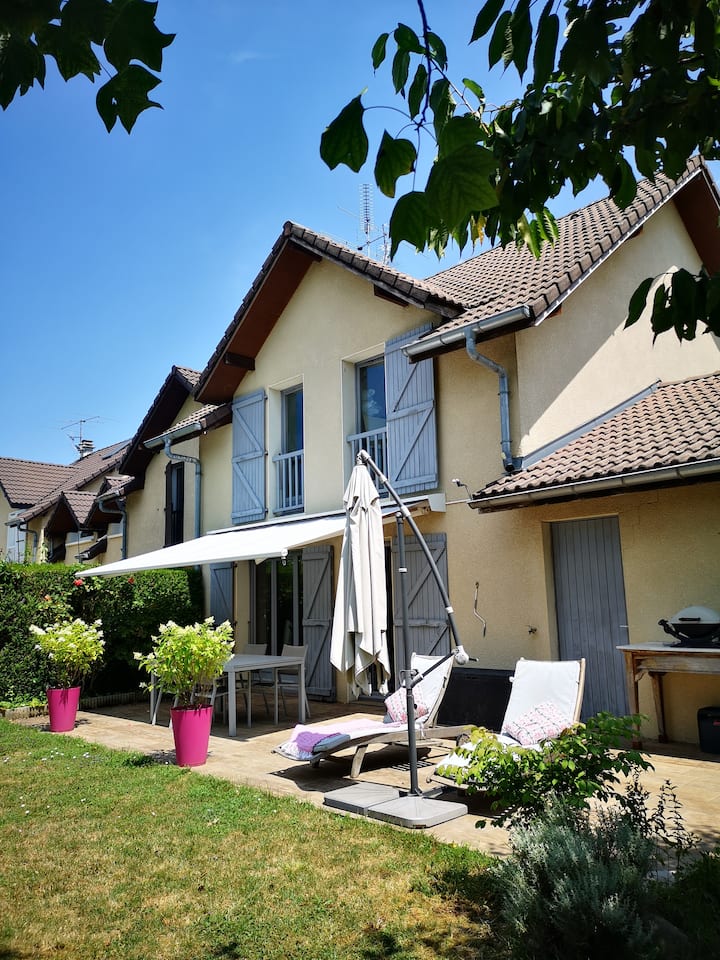 Maison Chaleureuse Avec Grand Jardin Arboré - Annecy