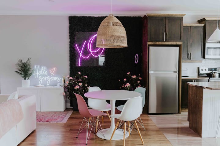 Neon Hideaway Modern Stay - Moncton