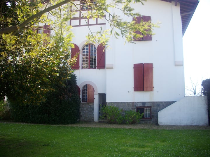 Grand Appartement En Sous-sol  Avec Jardin - Hendaya