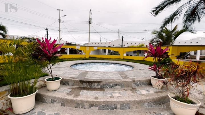 Villa En Urbanización Privada, Piscina Y Más. - Salinas