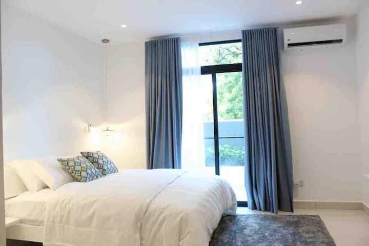 Elegant Modern Apartment With On-site Restaurant - Accra