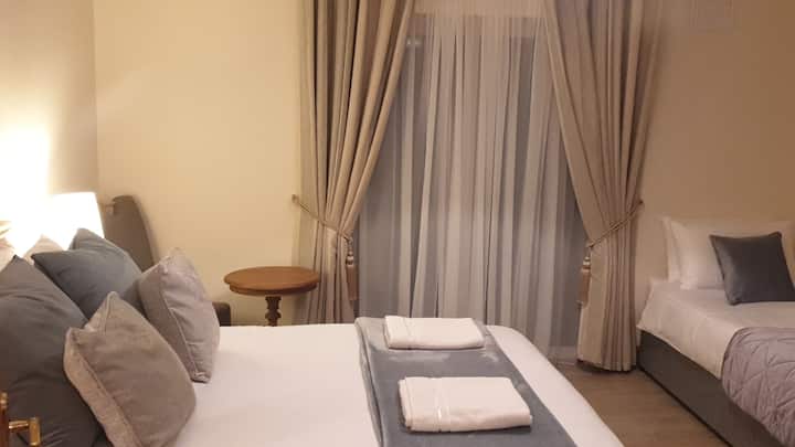 Private Entrance Westport Delux Ensuite Bedroom - County Mayo