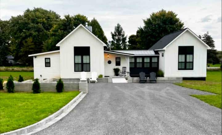 Modern Farmhouse Whole Home Cozy Hot Tub - Bloomfield, NY