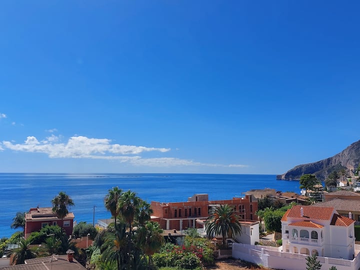 Vistas Al Mar. Junto A La Playa. Garaje Y Piscina. - Calp