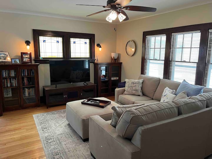 Layton Blvd Bungalow 2 Car Garage, 5 Beds, 2 Bath - Milwaukee, WI
