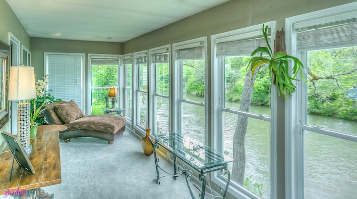 Riverfront!! Minutes From Pigeon Forge/dollywood!! - Pigeon Forge, TN