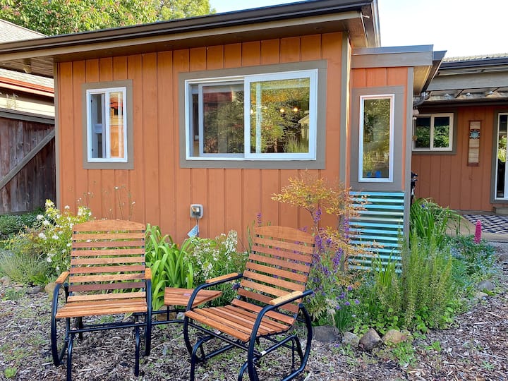Holly's Hideaway South Eugene Studio - Eugene, OR